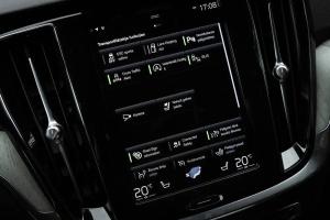 Black Volvo V60 2021 in Jelgava, with an engine capacity of 2.00 L and mileage of 163 thousand km for 19500 €, photo 22 on AUTOMOTO.COM.LV