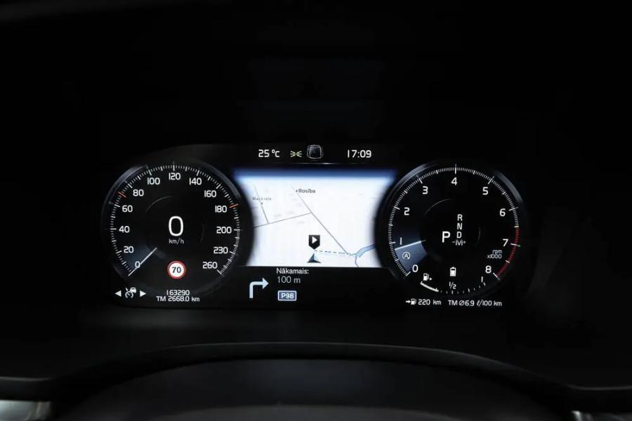 Black Volvo V60 2021 in Jelgava, with an engine capacity of 2.00 L and mileage of 163 thousand km for 19500 €, photo 25 on AUTOMOTO.COM.LV