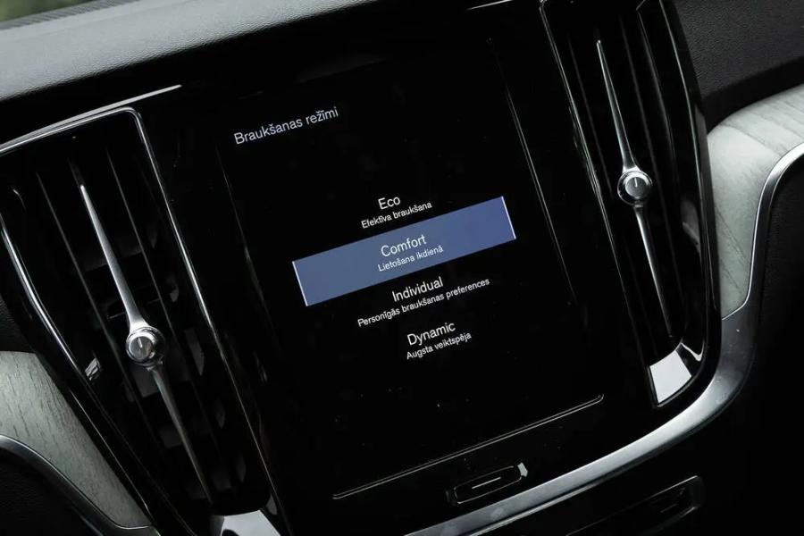Black Volvo V60 2021 in Jelgava, with an engine capacity of 2.00 L and mileage of 163 thousand km for 19500 €, photo 32 on AUTOMOTO.COM.LV