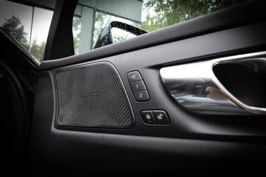 Black Volvo V60 2021 in Jelgava, with an engine capacity of 2.00 L and mileage of 163 thousand km for 19500 €, photo 37 on AUTOMOTO.COM.LV