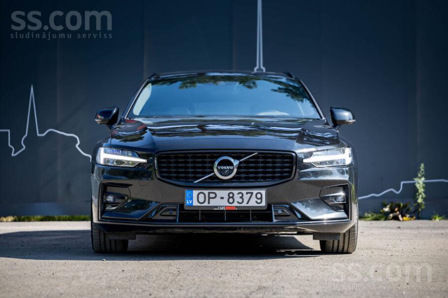 Black Volvo V60 2021 in Riga, with an engine capacity of 2.00 L and mileage of 236 thousand km for 14990 €, photo 3 on AUTOMOTO.COM.LV
