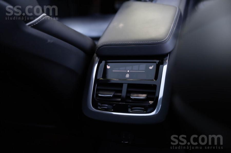 Black Volvo V60 2021 in Riga, with an engine capacity of 2.00 L and mileage of 236 thousand km for 14990 €, photo 14 on AUTOMOTO.COM.LV