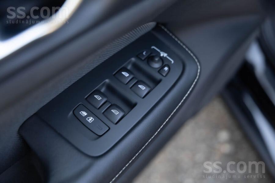 Black Volvo V60 2021 in Riga, with an engine capacity of 2.00 L and mileage of 236 thousand km for 14990 €, photo 16 on AUTOMOTO.COM.LV