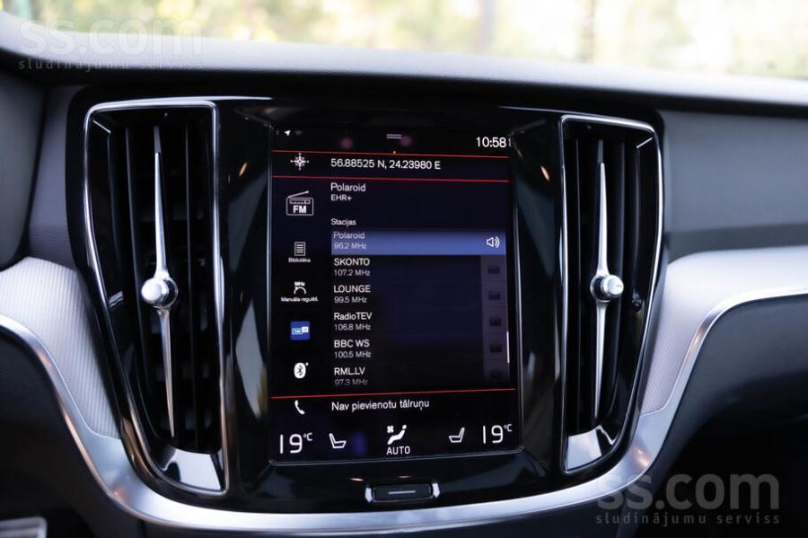 Black Volvo V60 2021 in Riga, with an engine capacity of 2.00 L and mileage of 236 thousand km for 14990 €, photo 21 on AUTOMOTO.COM.LV
