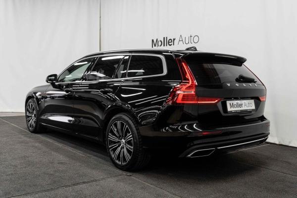 Melns Volvo V60 2021 Tallina, ar dzinēja tilpumu 2.00 L un nobraukumu 150 tūkst. km par 20900 €, foto 4 vietnē AUTOMOTO.COM.LV