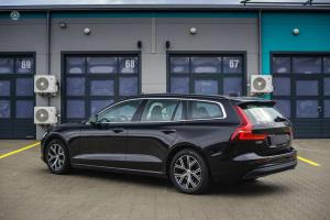 Black Volvo V60 2022 in Kaunas, with an engine capacity of 2.00 L and mileage of 250 thousand km for 17950 €, photo 5 on AUTOMOTO.COM.LV
