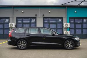 Black Volvo V60 2022 in Kaunas, with an engine capacity of 2.00 L and mileage of 250 thousand km for 17950 €, photo 8 on AUTOMOTO.COM.LV