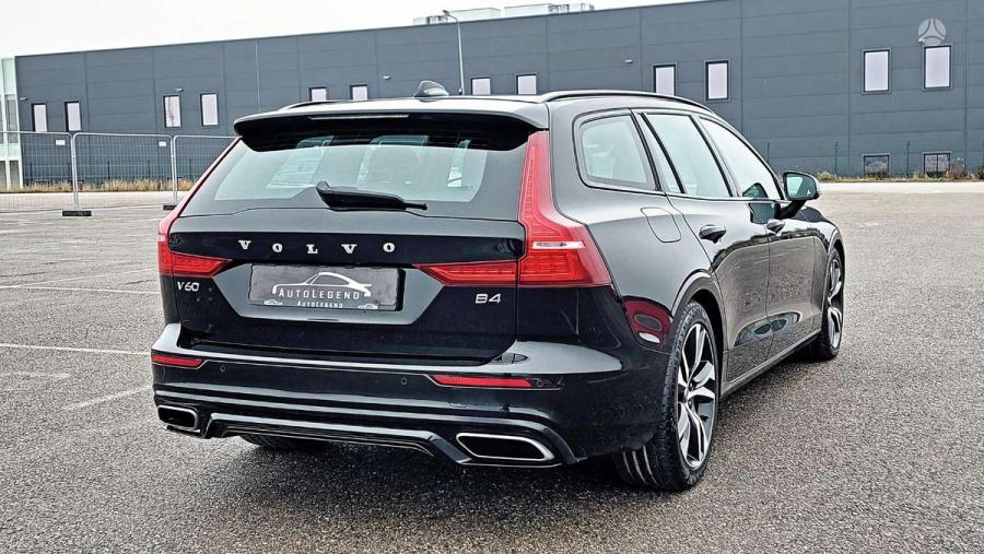 Black Volvo V60 2022 in Vilnius, with an engine capacity of 1.97 L and mileage of 210 thousand km for 20990 €, photo 4 on AUTOMOTO.COM.LV