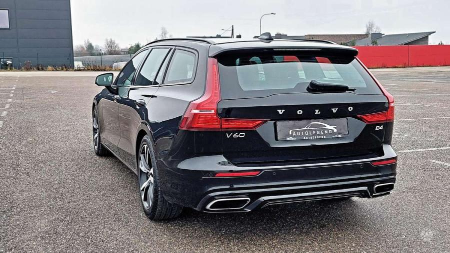 Black Volvo V60 2022 in Vilnius, with an engine capacity of 1.97 L and mileage of 210 thousand km for 20990 €, photo 5 on AUTOMOTO.COM.LV