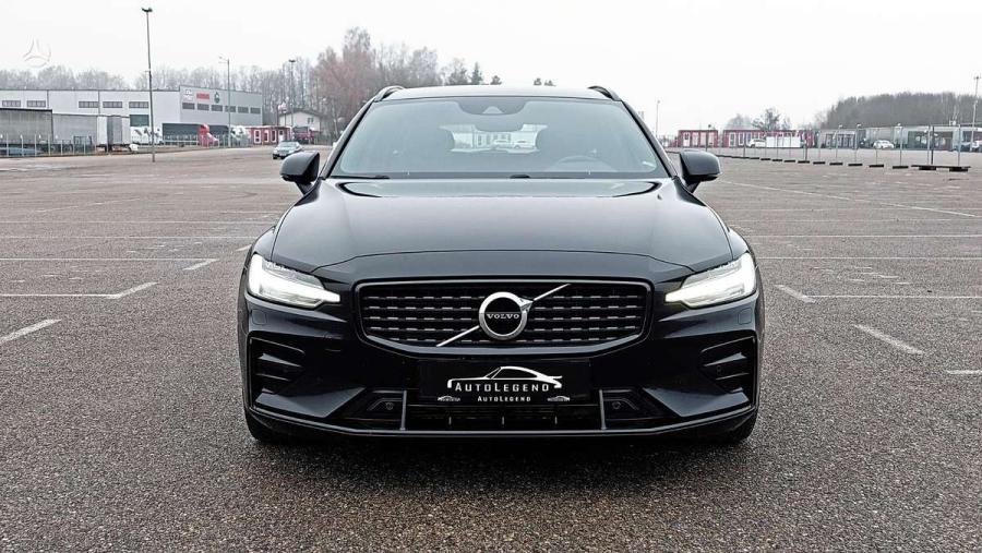 Black Volvo V60 2022 in Vilnius, with an engine capacity of 1.97 L and mileage of 210 thousand km for 20990 €, photo 6 on AUTOMOTO.COM.LV