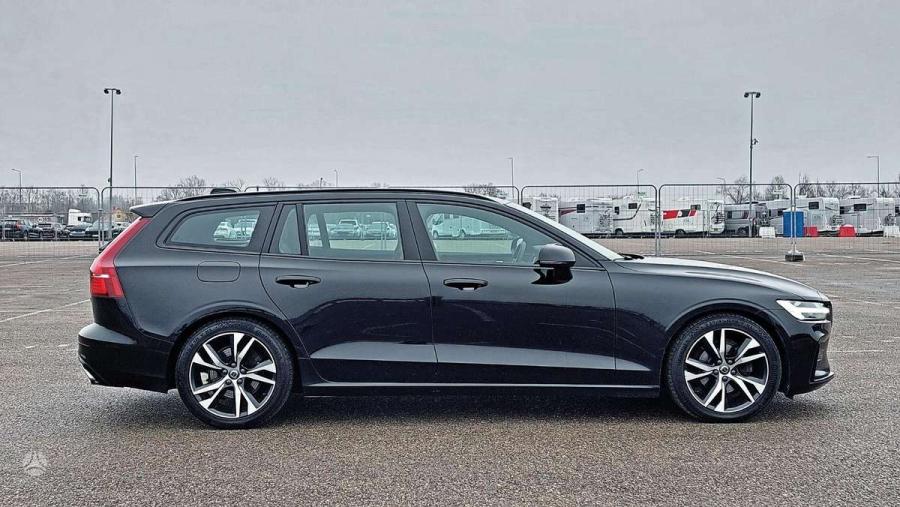 Black Volvo V60 2022 in Vilnius, with an engine capacity of 1.97 L and mileage of 210 thousand km for 20990 €, photo 9 on AUTOMOTO.COM.LV