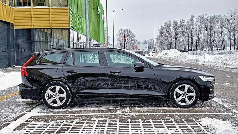 Black Volvo V60 2022 in Vilnius, with an engine capacity of 1.97 L and mileage of 210 thousand km for 17990 €, photo 9 on AUTOMOTO.COM.LV