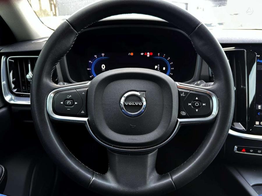Black Volvo V60 2022 in Kaunas, with an engine capacity of 1.97 L and mileage of 174 thousand km for 16500 €, photo 8 on AUTOMOTO.COM.LV