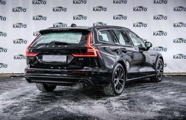 Melns Volvo V60 2022 Kauņa, ar dzinēja tilpumu 2.00 L un nobraukumu 255 tūkst. km par 16390 €, foto 3 vietnē AUTOMOTO.COM.LV