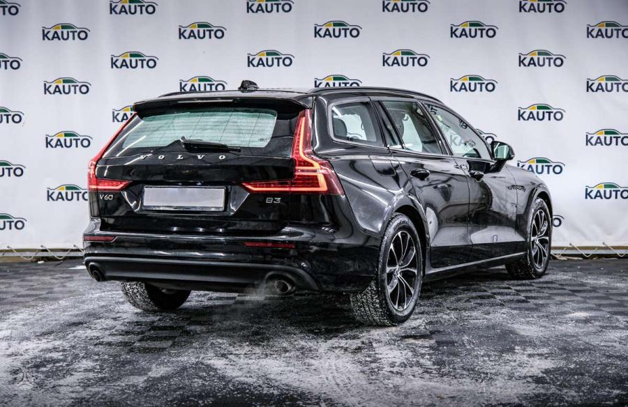 Melns Volvo V60 2022 Kauņa, ar dzinēja tilpumu 2.00 L un nobraukumu 255 tūkst. km par 16390 €, foto 3 vietnē AUTOMOTO.COM.LV
