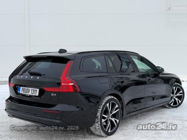 Black Volvo V60 2022 in Tallinn, with an engine capacity of 2.00 L and mileage of 125 thousand km for 25499 €, photo 4 on AUTOMOTO.COM.LV
