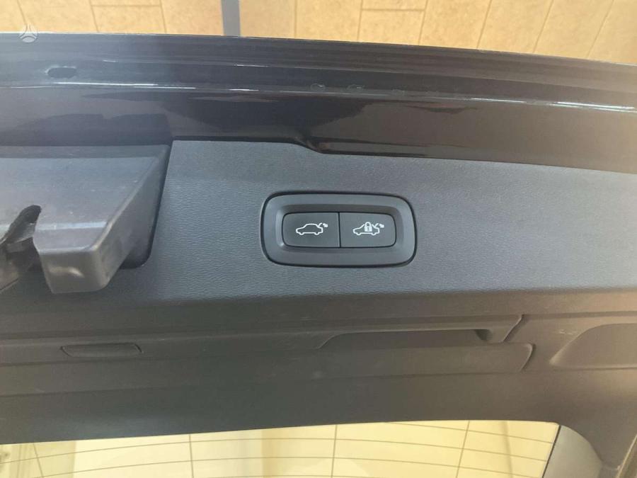 Black Volvo V60 2022 in Vilnius, with an engine capacity of 1.97 L and mileage of 253 thousand km for 13500 €, photo 18 on AUTOMOTO.COM.LV