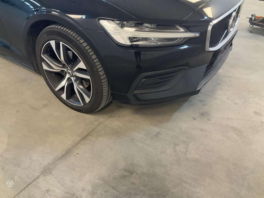 Black Volvo V60 2022 in Vilnius, with an engine capacity of 1.97 L and mileage of 253 thousand km for 13500 €, photo 27 on AUTOMOTO.COM.LV