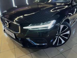 Melns Volvo V60 2022 Viļņa, ar dzinēja tilpumu 2.00 L un nobraukumu 170 tūkst. km par 18950 €, foto 4 vietnē AUTOMOTO.COM.LV
