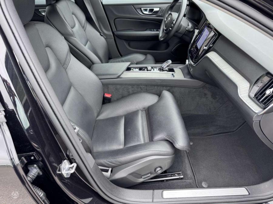 Melns Volvo V60 2022 Viļņa, ar dzinēja tilpumu 2.00 L un nobraukumu 170 tūkst. km par 18950 €, foto 7 vietnē AUTOMOTO.COM.LV
