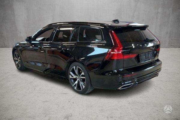 Melns Volvo V60 2022 Viļņa, ar dzinēja tilpumu 1.97 L un nobraukumu 217 tūkst. km par 16990 €, foto 3 vietnē AUTOMOTO.COM.LV