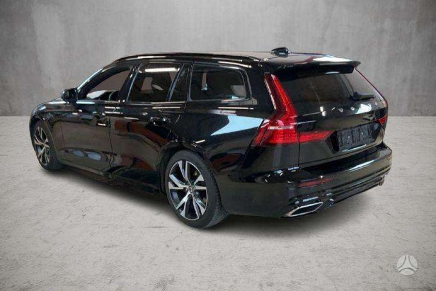 Black Volvo V60 2022 in Vilnius, with an engine capacity of 1.97 L and mileage of 217 thousand km for 16990 €, photo 4 on AUTOMOTO.COM.LV