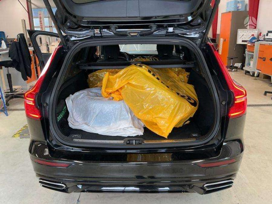 Black Volvo V60 2022 in Vilnius, with an engine capacity of 1.97 L and mileage of 217 thousand km for 16990 €, photo 16 on AUTOMOTO.COM.LV