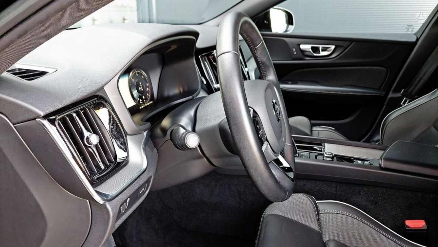 Melns Volvo V60 2022 Viļņa, ar dzinēja tilpumu 1.97 L un nobraukumu 217 tūkst. km par 16990 €, foto 27 vietnē AUTOMOTO.COM.LV