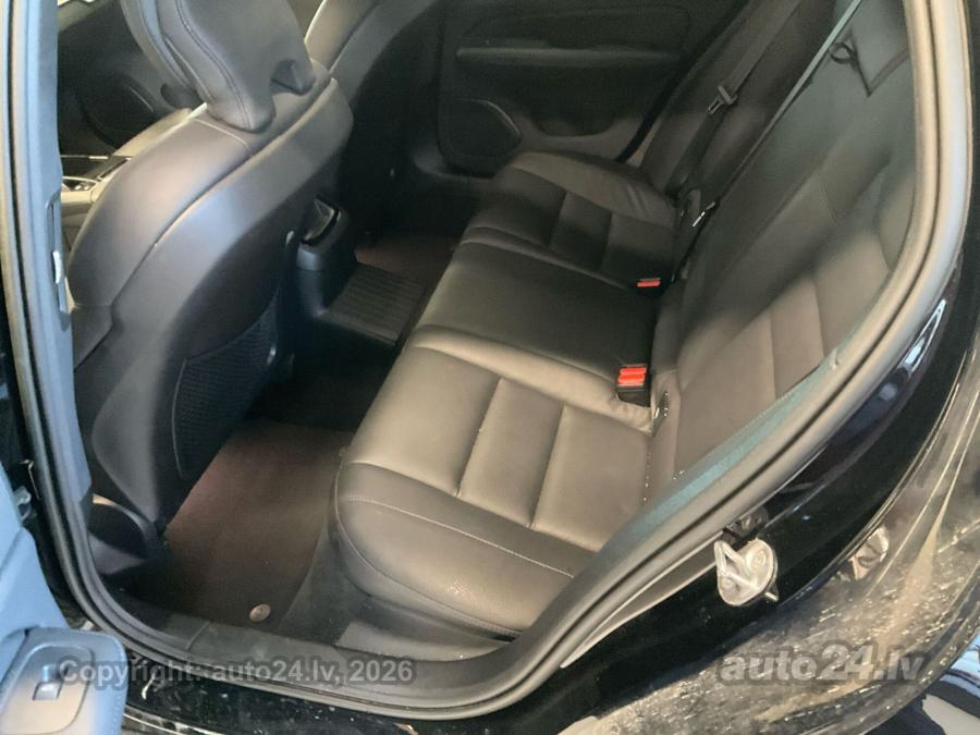 Black Volvo V60 2022 in Tartu, with an engine capacity of 2.00 L and mileage of 207 thousand km for 21900 €, photo 13 on AUTOMOTO.COM.LV