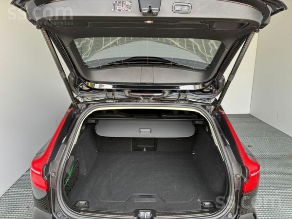 Black Volvo V60 2023 in Riga, with an engine capacity of 2.00 L and mileage of 106 thousand km for 32990 €, photo 5 on AUTOMOTO.COM.LV