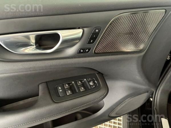 Black Volvo V60 2023 in Riga, with an engine capacity of 2.00 L and mileage of 106 thousand km for 32990 €, photo 8 on AUTOMOTO.COM.LV