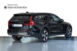 Black Volvo V60 2023 in Riga, with an engine capacity of 2.00 L and mileage of 106 thousand km for 32900 €, photo 3 on AUTOMOTO.COM.LV