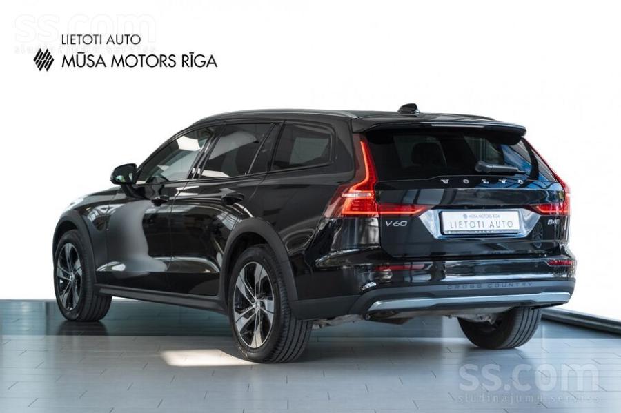 Black Volvo V60 2023 in Riga, with an engine capacity of 2.00 L and mileage of 106 thousand km for 32900 €, photo 9 on AUTOMOTO.COM.LV