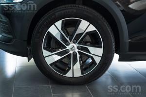 Black Volvo V60 2023 in Riga, with an engine capacity of 2.00 L and mileage of 106 thousand km for 32900 €, photo 11 on AUTOMOTO.COM.LV
