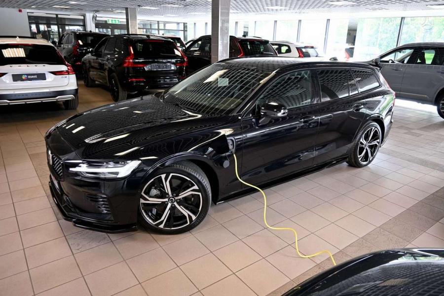 Black Volvo V60 2025 in Tallinn, with an engine capacity of 0.00 L and mileage of 25 thousand km for 45990 €, photo 7 on AUTOMOTO.COM.LV
