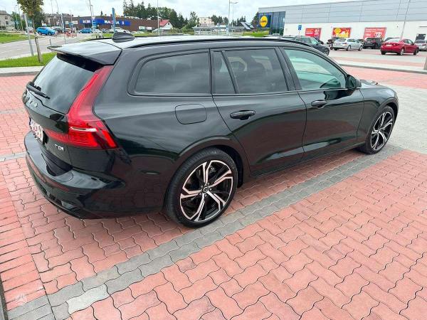 Black Volvo V60 2025 in Klaipeda, with an engine capacity of 1.97 L and mileage of 4 thousand km for 33900 €, photo 2 on AUTOMOTO.COM.LV