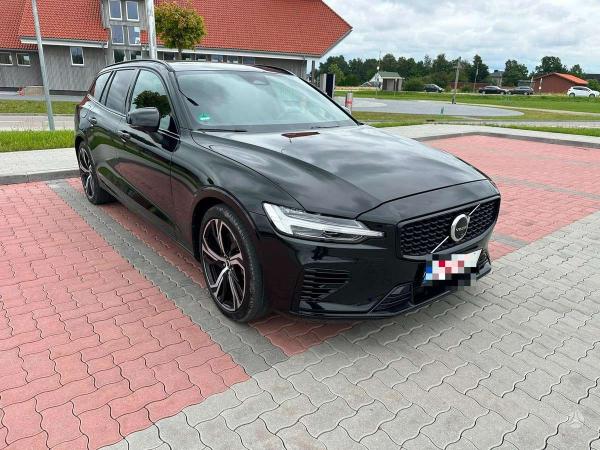 Black Volvo V60 2025 in Klaipeda, with an engine capacity of 1.97 L and mileage of 4 thousand km for 33900 €, photo 3 on AUTOMOTO.COM.LV