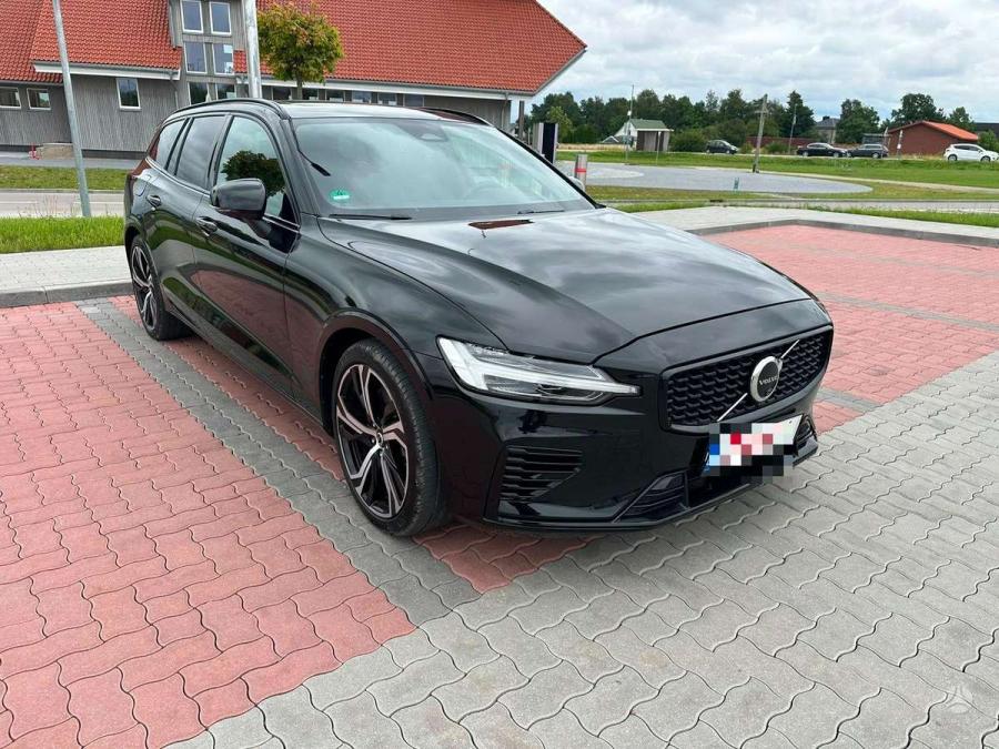 Black Volvo V60 2025 in Klaipeda, with an engine capacity of 1.97 L and mileage of 4 thousand km for 33900 €, photo 4 on AUTOMOTO.COM.LV