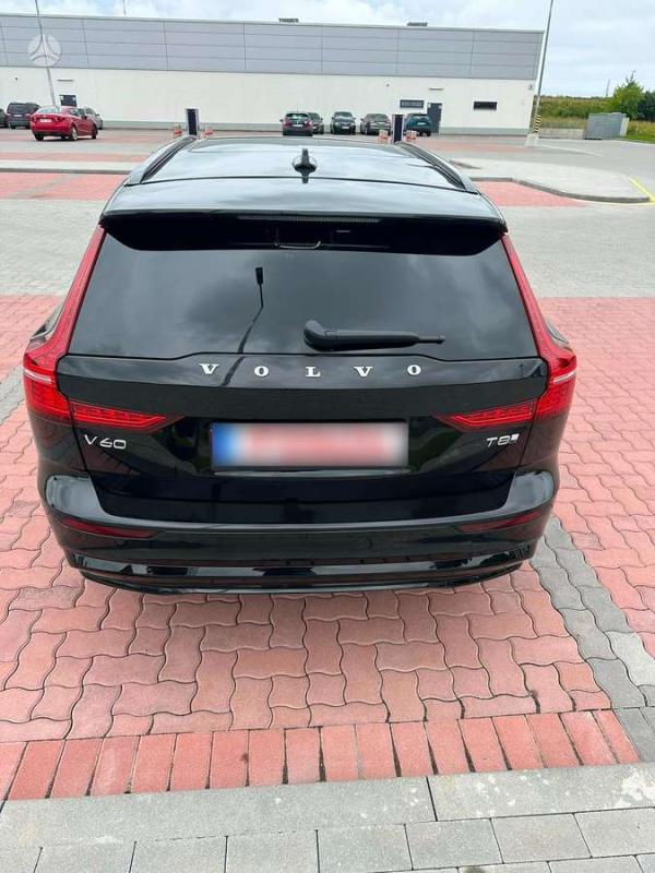 Black Volvo V60 2025 in Klaipeda, with an engine capacity of 1.97 L and mileage of 4 thousand km for 33900 €, photo 4 on AUTOMOTO.COM.LV