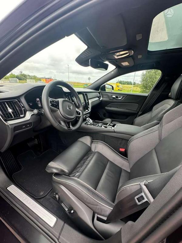 Black Volvo V60 2025 in Klaipeda, with an engine capacity of 1.97 L and mileage of 4 thousand km for 33900 €, photo 6 on AUTOMOTO.COM.LV