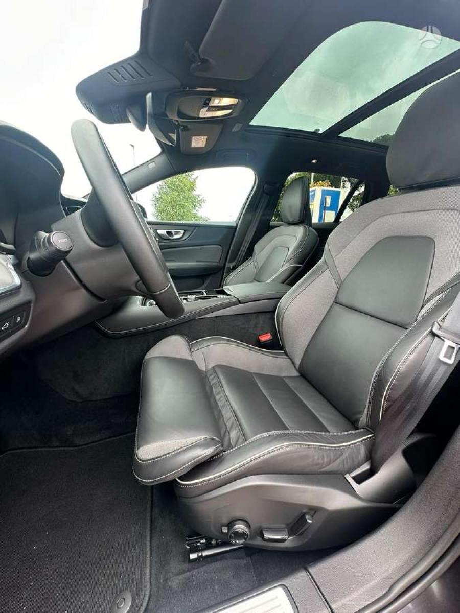 Black Volvo V60 2025 in Klaipeda, with an engine capacity of 1.97 L and mileage of 4 thousand km for 33900 €, photo 8 on AUTOMOTO.COM.LV