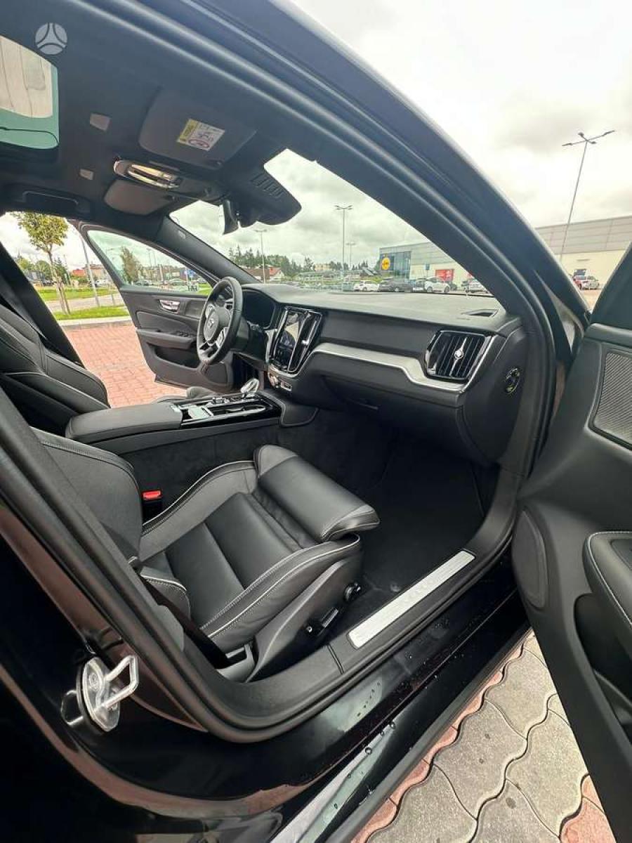 Black Volvo V60 2025 in Klaipeda, with an engine capacity of 1.97 L and mileage of 4 thousand km for 33900 €, photo 11 on AUTOMOTO.COM.LV