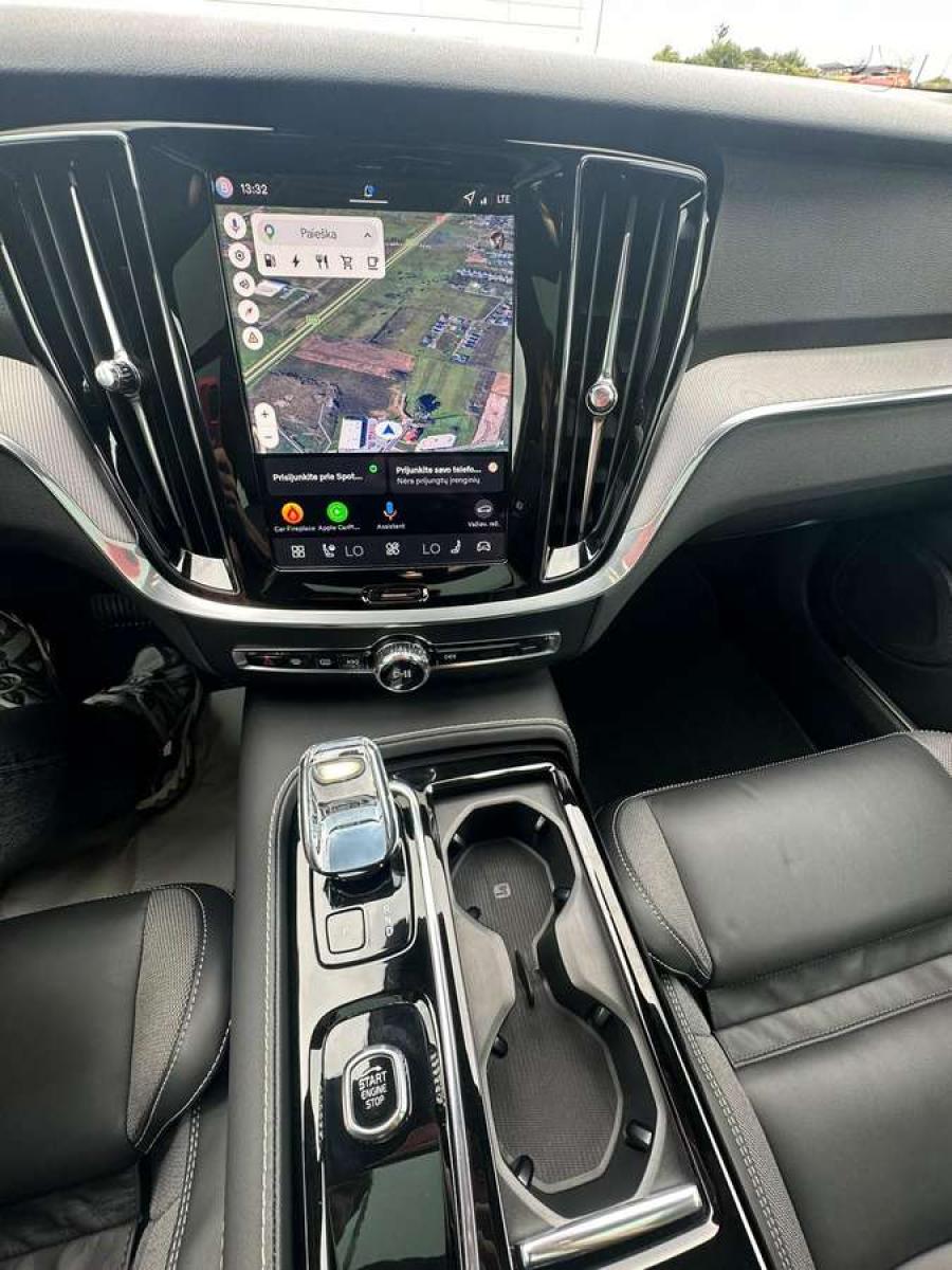 Black Volvo V60 2025 in Klaipeda, with an engine capacity of 1.97 L and mileage of 4 thousand km for 33900 €, photo 13 on AUTOMOTO.COM.LV
