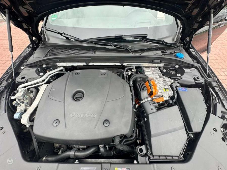 Black Volvo V60 2025 in Klaipeda, with an engine capacity of 1.97 L and mileage of 4 thousand km for 33900 €, photo 14 on AUTOMOTO.COM.LV