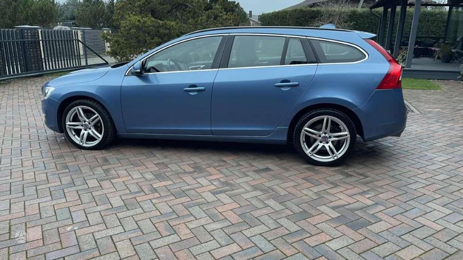 Blue Volvo V60 2013 in Kaunas, with an engine capacity of 2.00 L and mileage of 190 thousand km for 7700 €, photo 8 on AUTOMOTO.COM.LV