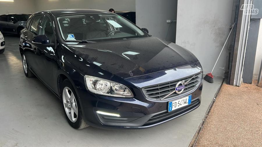 Zils Volvo V60 2016 Panevēža, ar dzinēja tilpumu 2.00 L un nobraukumu 218 tūkst. km par 5700 €, foto 1 vietnē AUTOMOTO.COM.LV