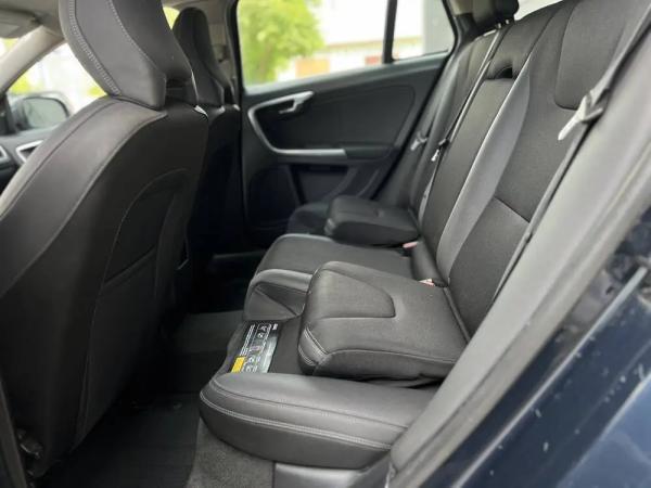 Zils Volvo V60 2011 Jēkabpils, ar dzinēja tilpumu 2.00 L un nobraukumu 302 tūkst. km par 5900 €, foto 10 vietnē AUTOMOTO.COM.LV