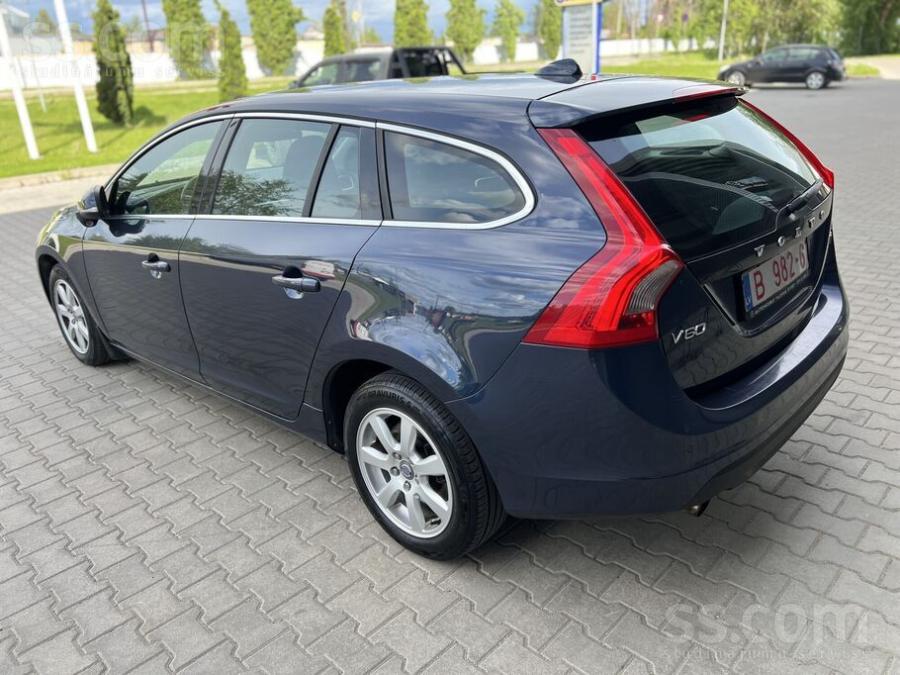 Blue Volvo V60 2011 in Jekabpils, with an engine capacity of 2.00 L and mileage of 302 thousand km for 5770 €, photo 8 on AUTOMOTO.COM.LV