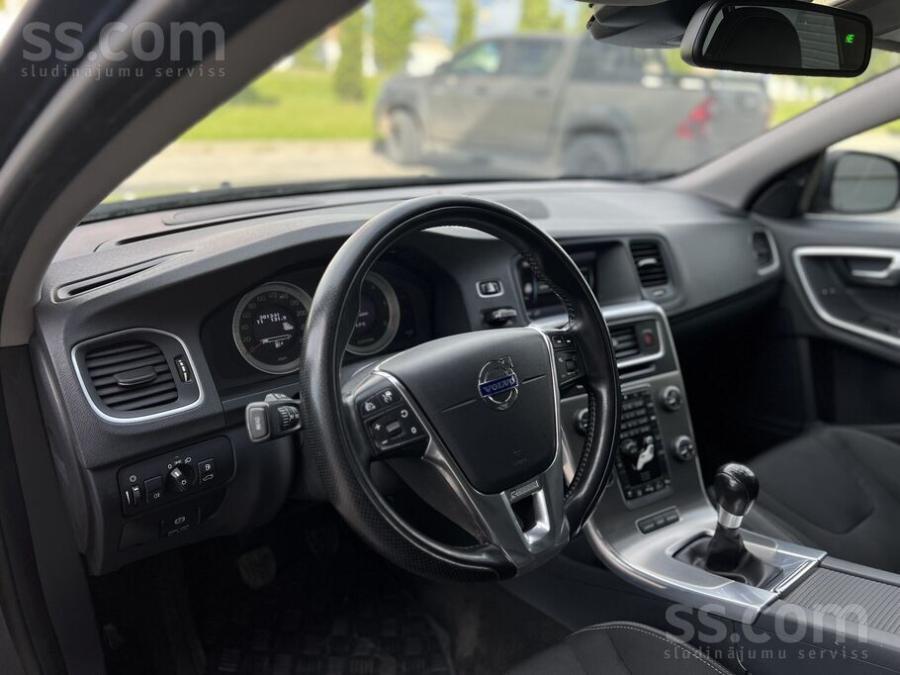 Blue Volvo V60 2011 in Jekabpils, with an engine capacity of 2.00 L and mileage of 302 thousand km for 5770 €, photo 9 on AUTOMOTO.COM.LV