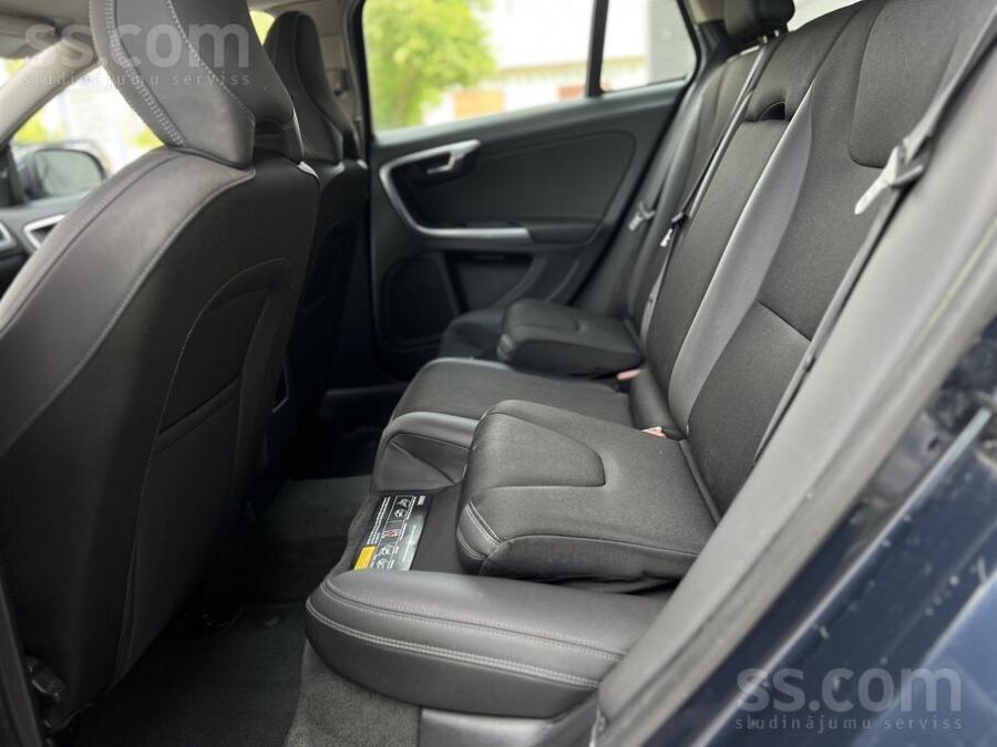 Blue Volvo V60 2011 in Jekabpils, with an engine capacity of 2.00 L and mileage of 302 thousand km for 5770 €, photo 11 on AUTOMOTO.COM.LV